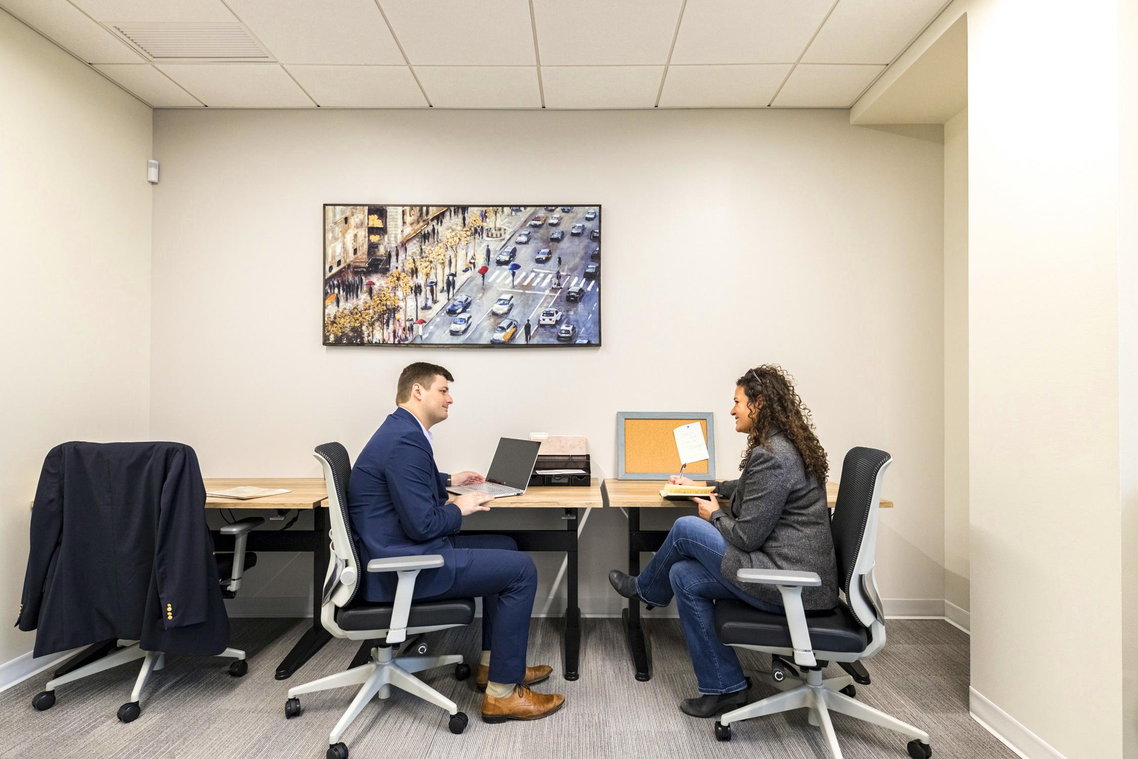 7 Person Team Room | Desks Near Me