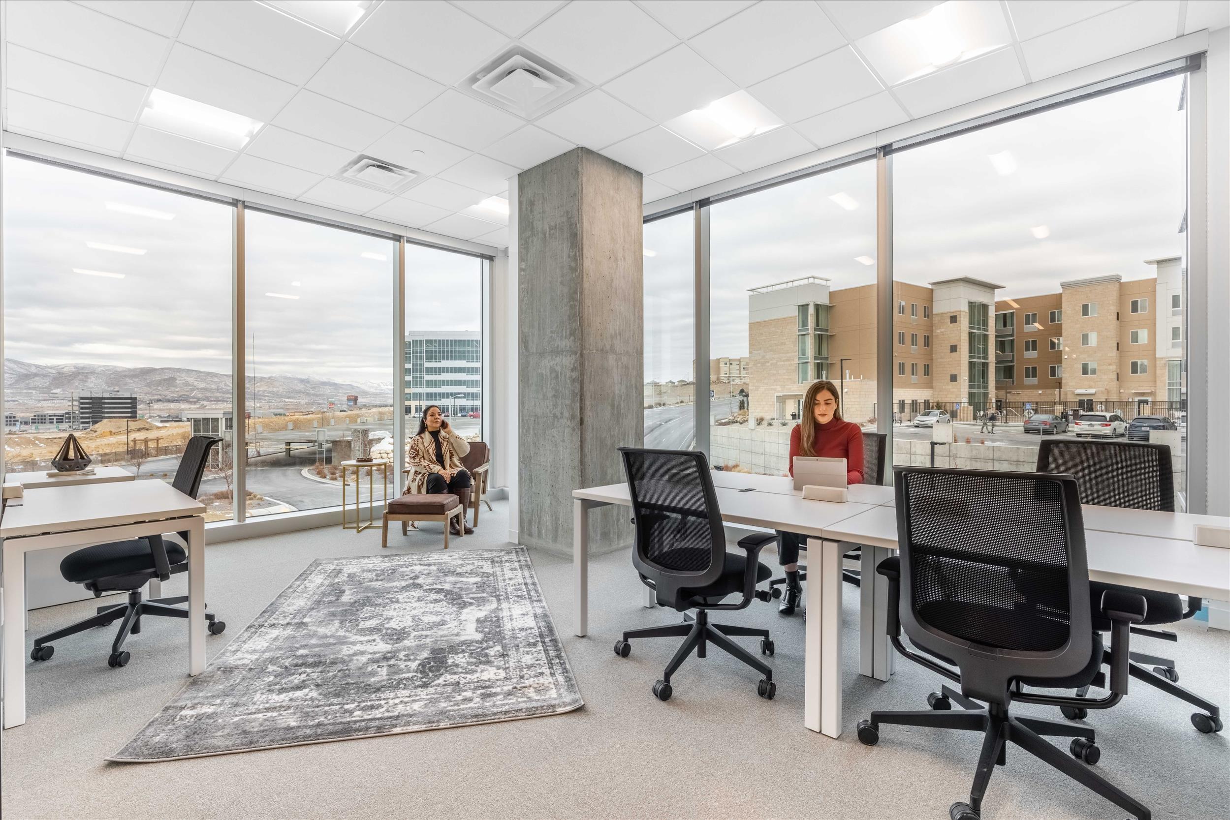 Tailor-made dream offices for 5 persons in Spaces Falls Tower | Desks ...