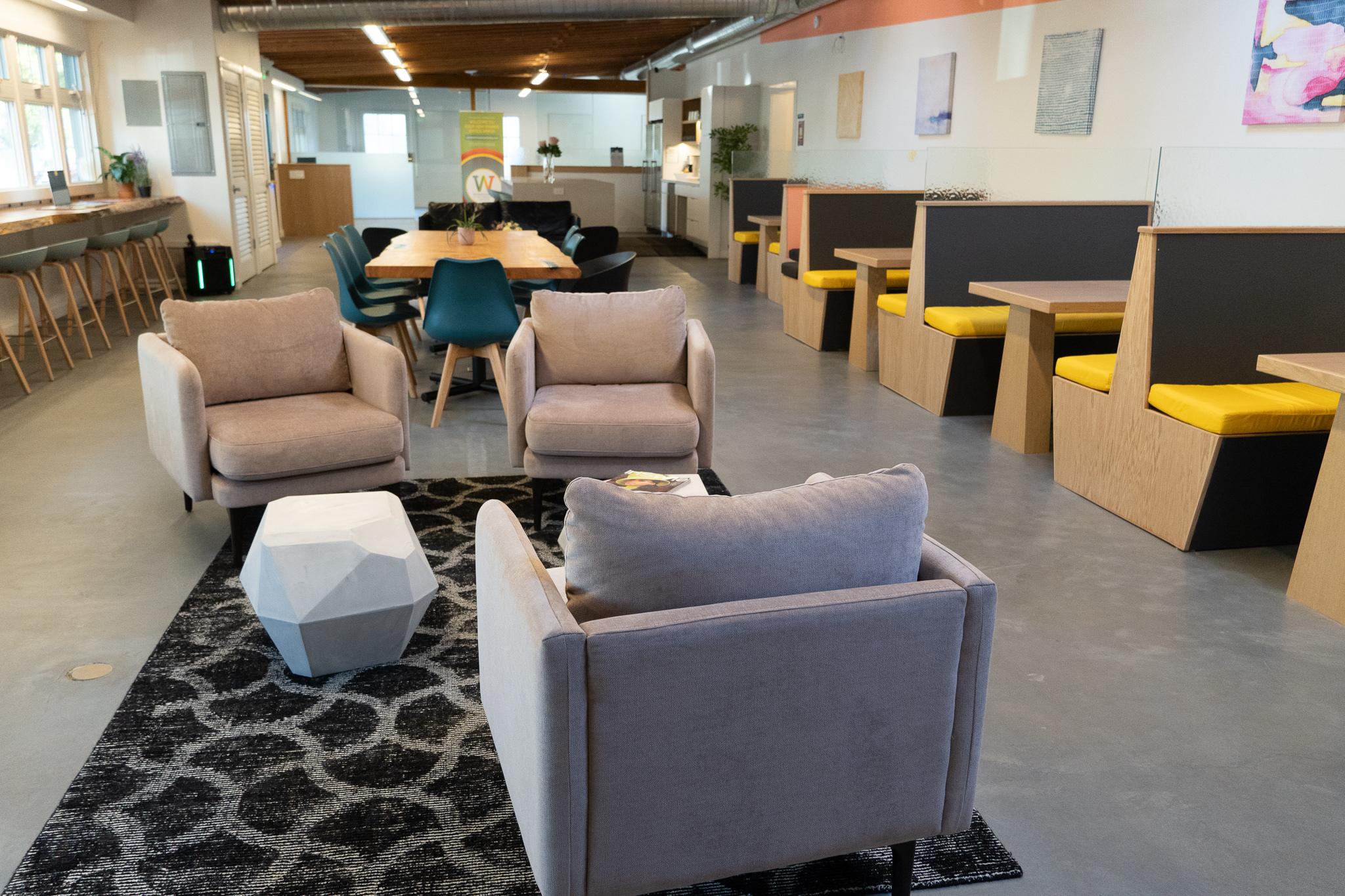 Open Desk Seating - Hot Seat | Desks Near Me