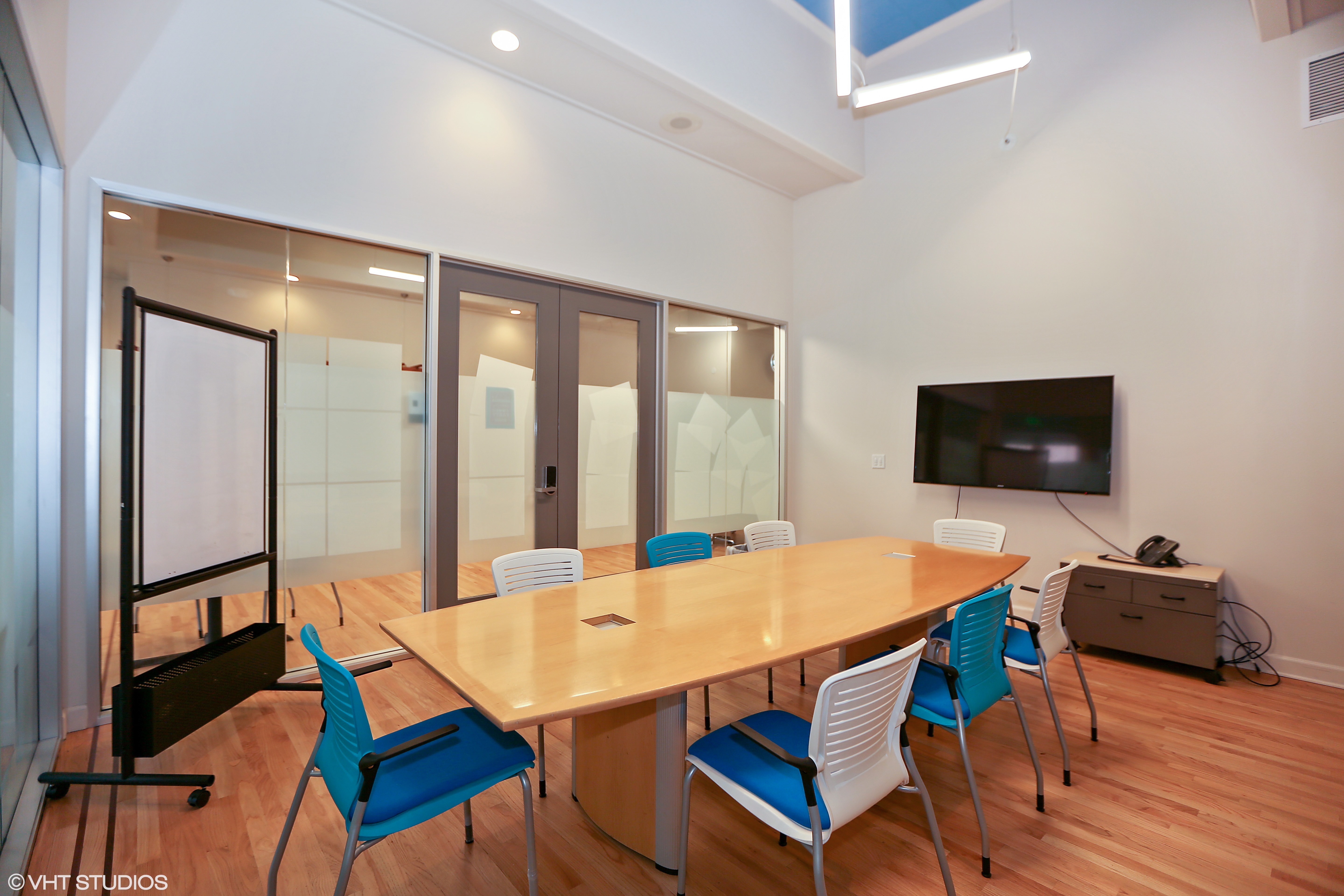 Large Conference Room | Desks Near Me