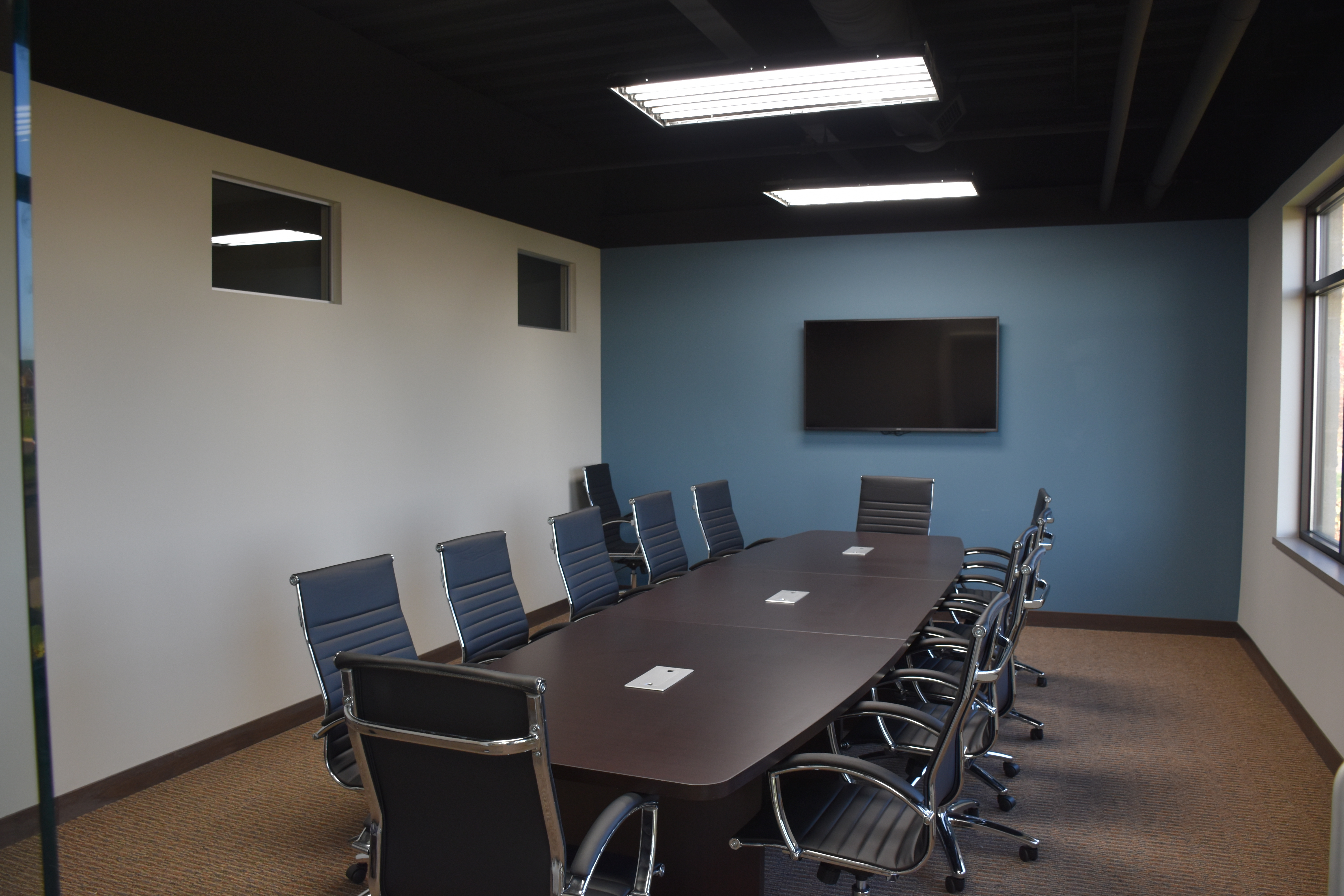 Rise Professional Conference Room | Desks Near Me